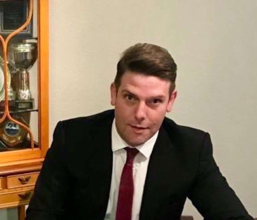 Seagull's celebrate as Craig Hogg signs 5 year contract - Bayside Radio ...